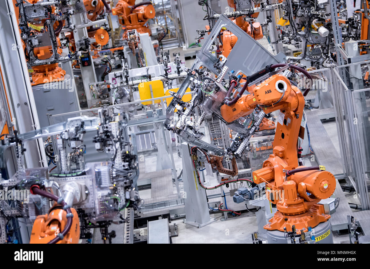 16 May 2018, Germany, Munich: ABB robots work in the MAN Truck & Bus ...