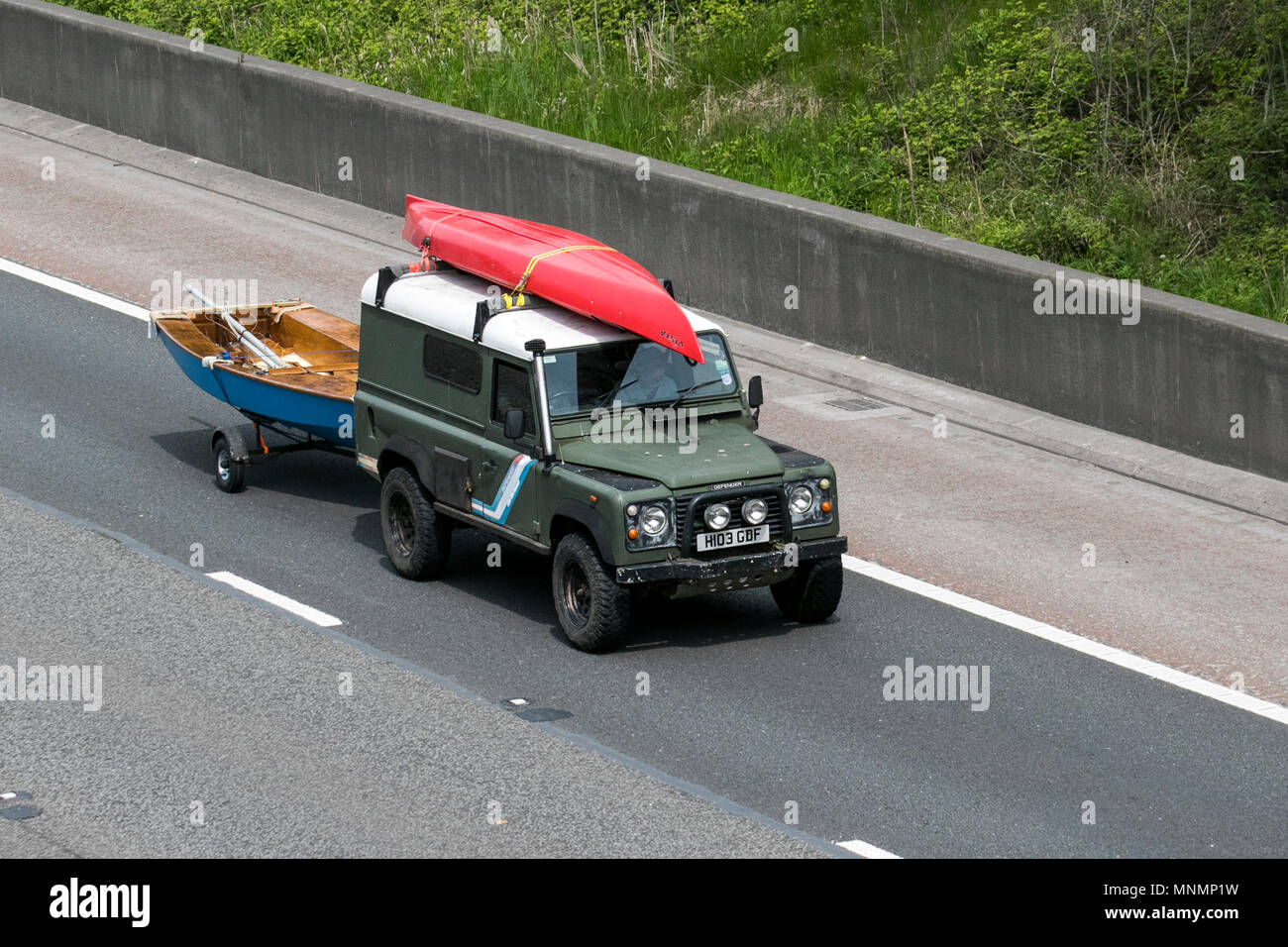 Landrover tow truck hi-res stock photography and images - Alamy