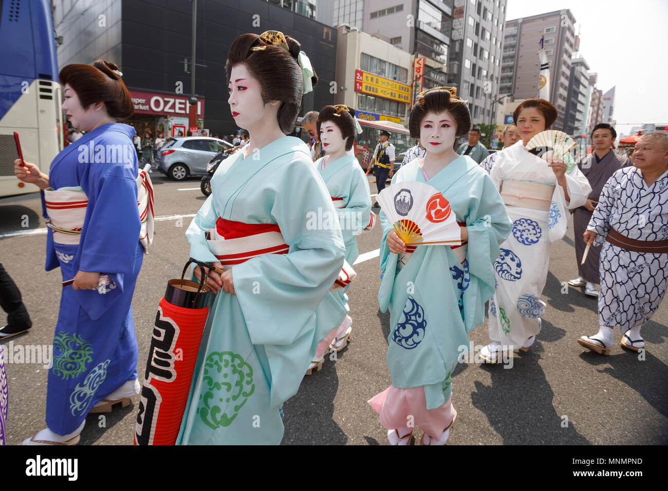 Geishas in tokyo hi-res stock photography and images - Alamy