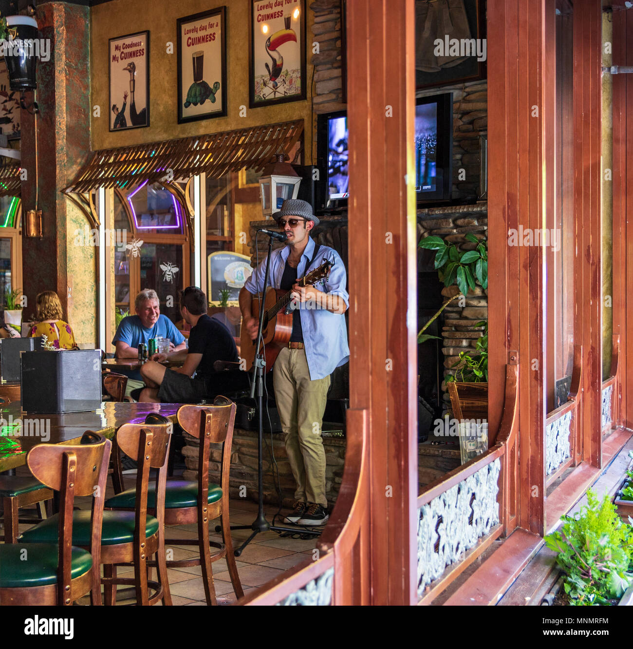 Acoustic singer hi-res stock photography and images - Alamy