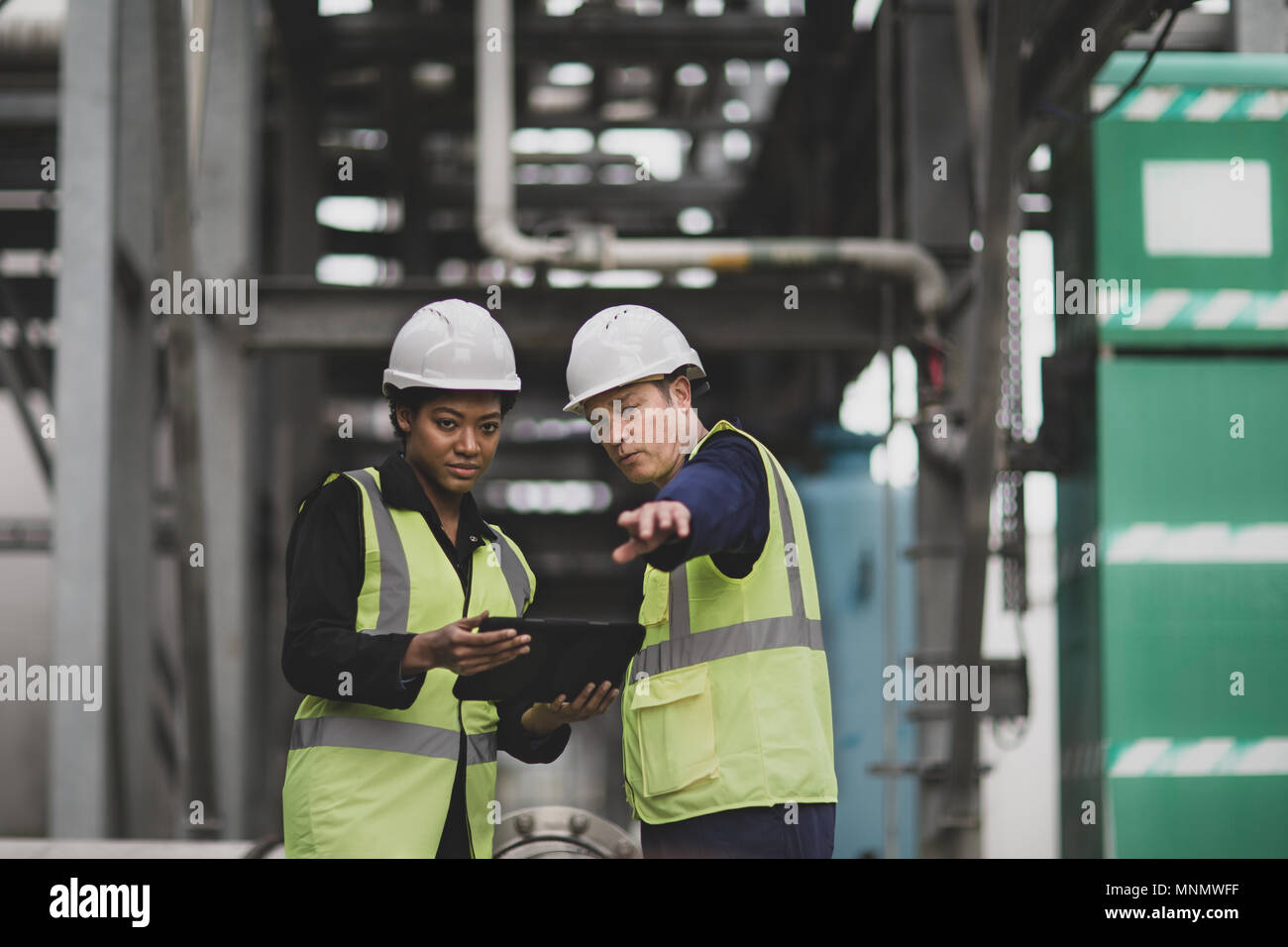 African construction site workers hi-res stock photography and images ...