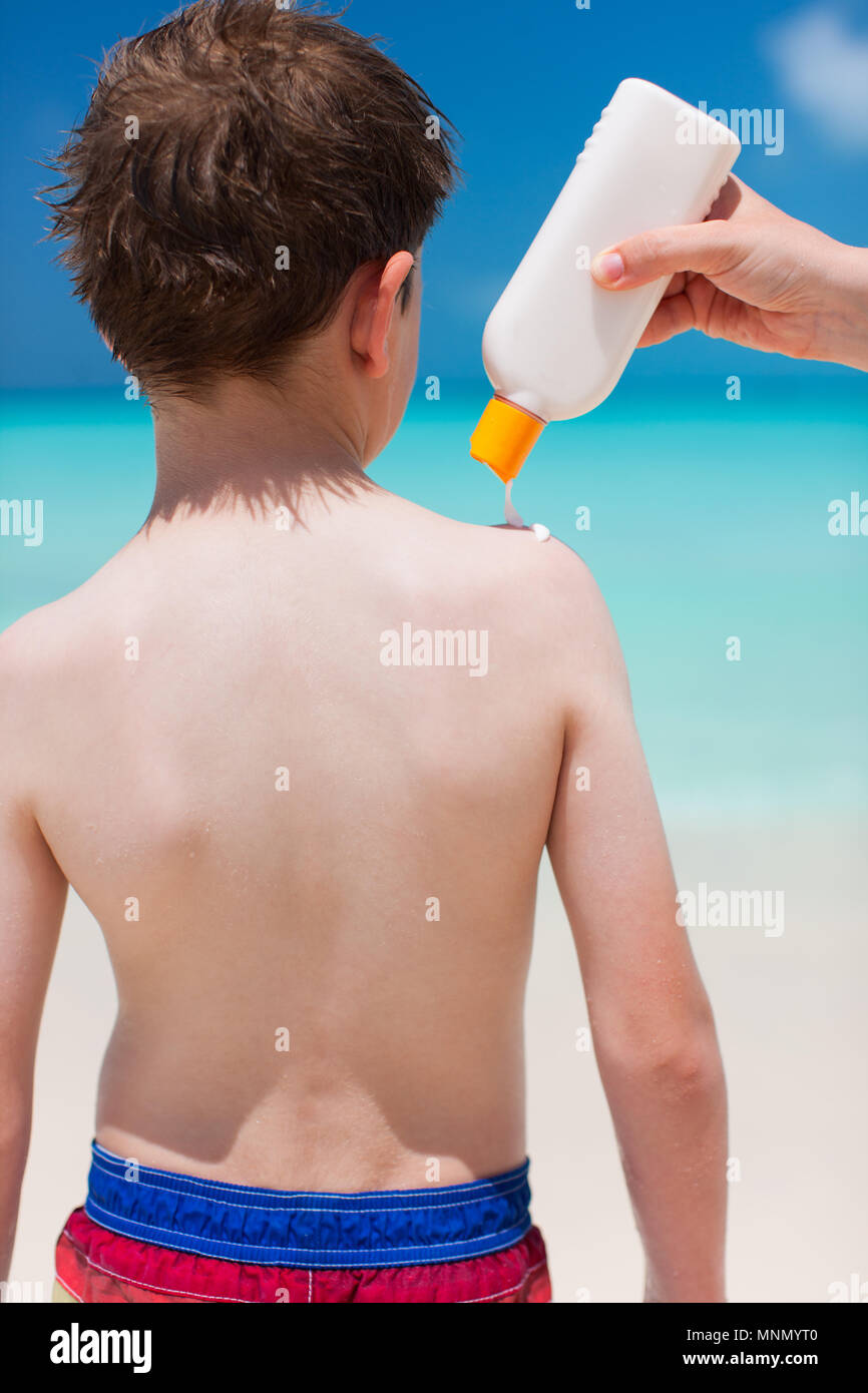 Applying sunblock hi-res stock photography and images - Alamy