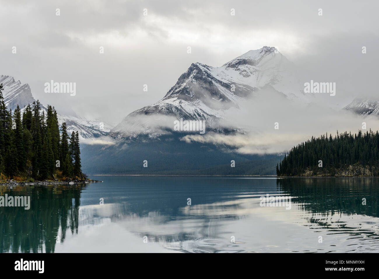 Maligne lake horizontal hi-res stock photography and images - Alamy