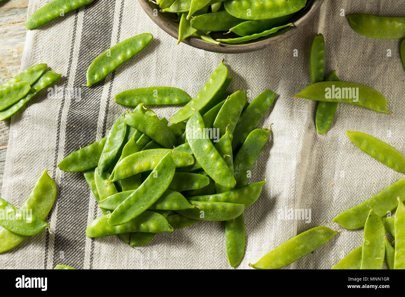 Raw Green Organic Snow Peas Ready to Eat Stock Photo - Alamy