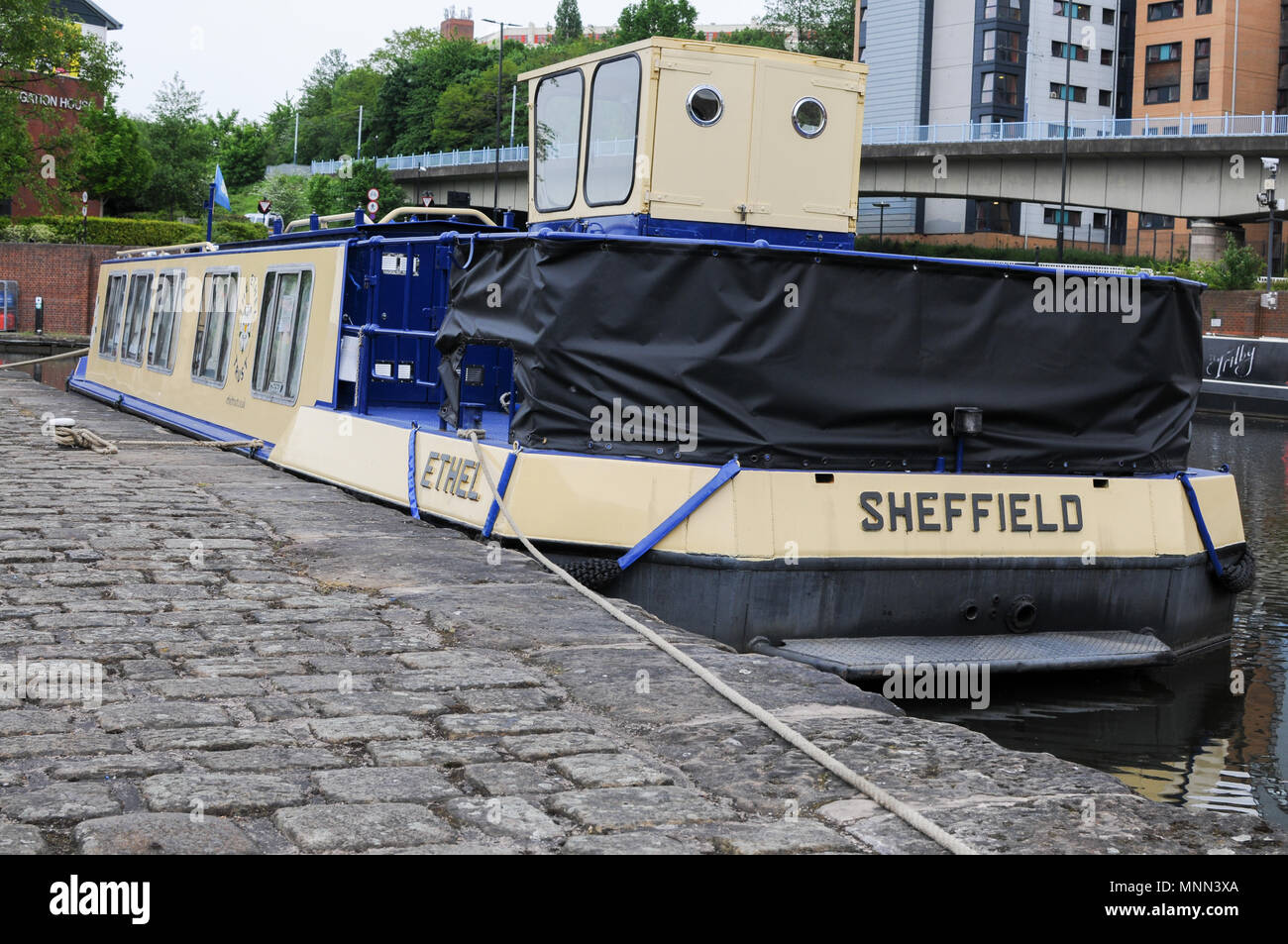 Sheffield, South Yorkshire, UK. Victoria Quays canal basin and barges ...