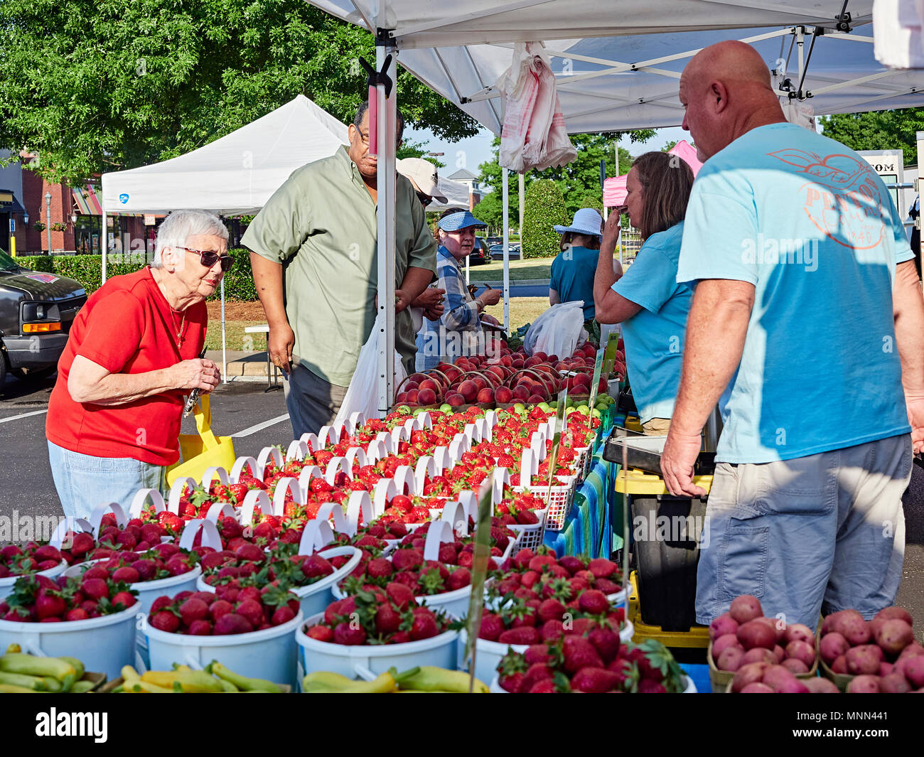 Elderly people shopping hi-res stock photography and images - Alamy