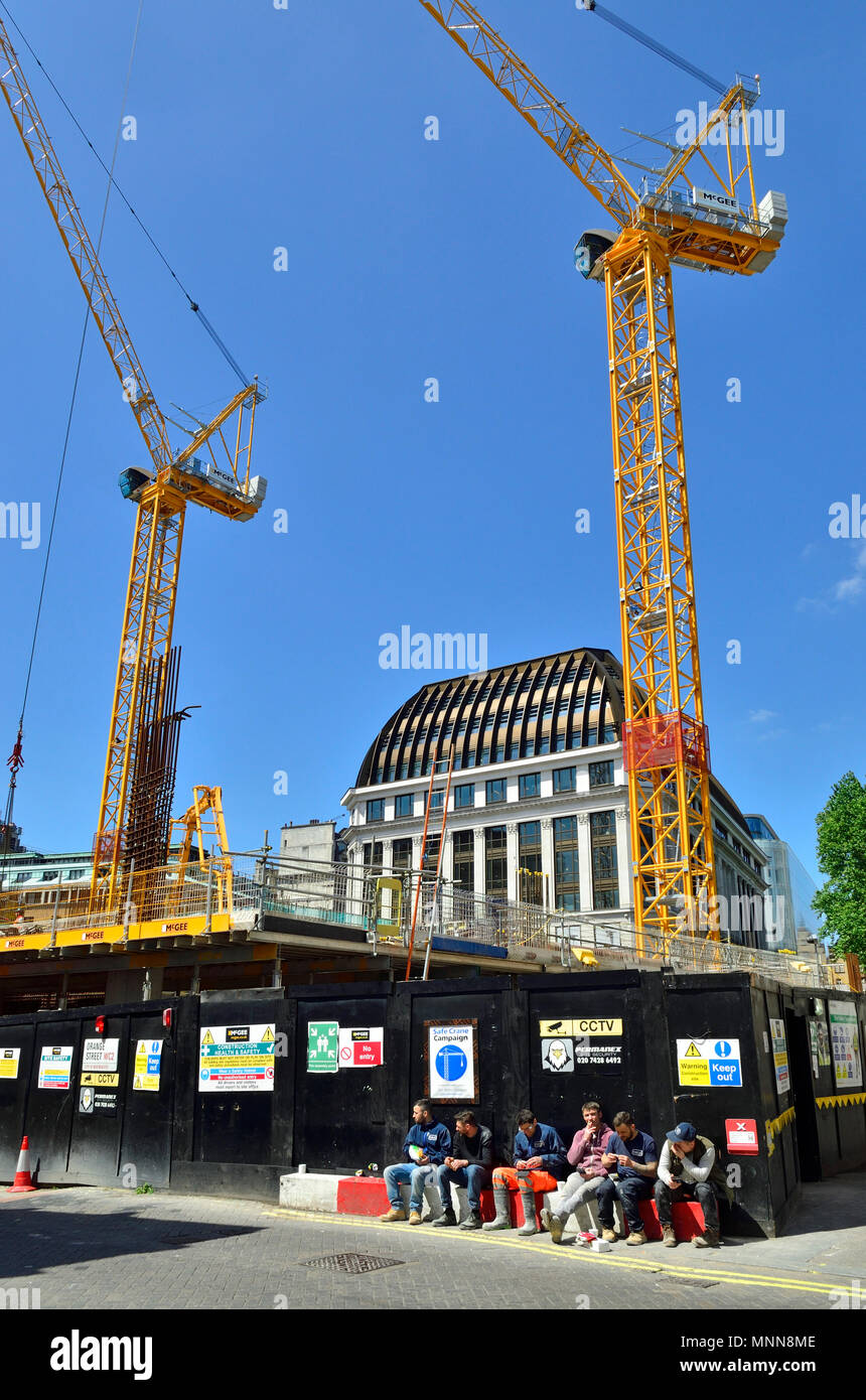 Builders having lunch break hi-res stock photography and images - Alamy
