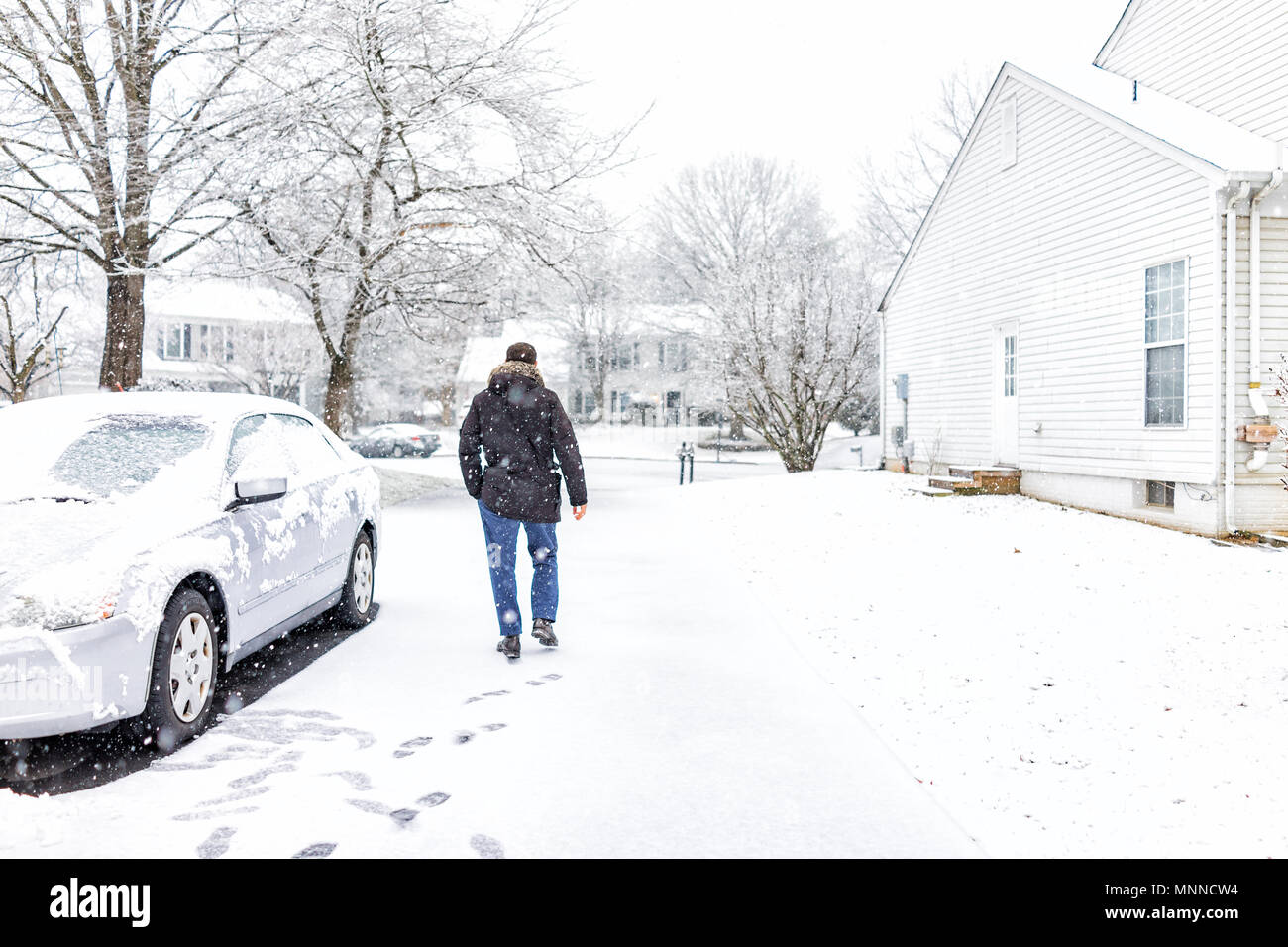 Snow falling home exterior hi-res stock photography and images - Alamy