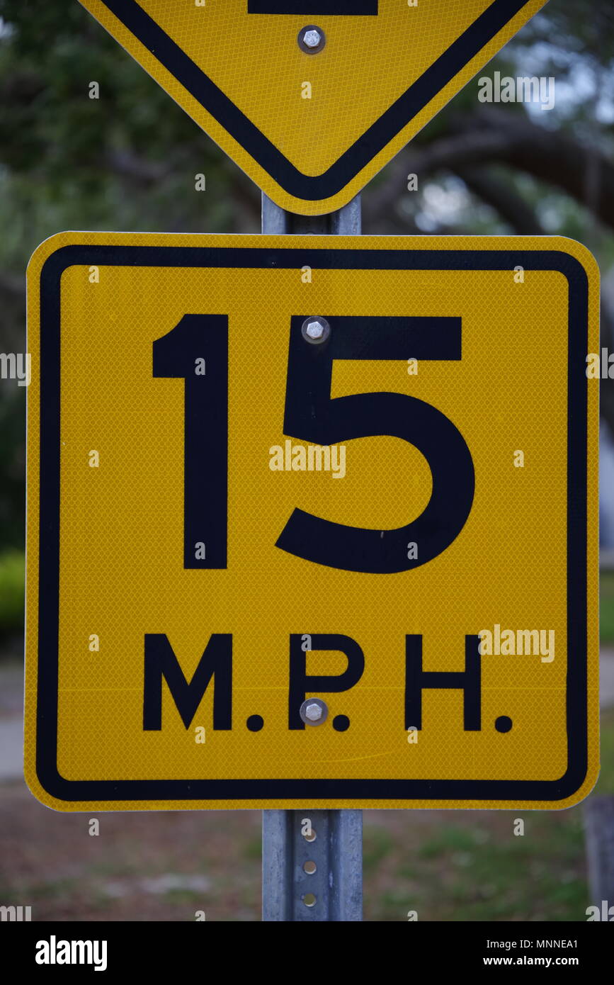 15 mph sign hi-res stock photography and images - Alamy