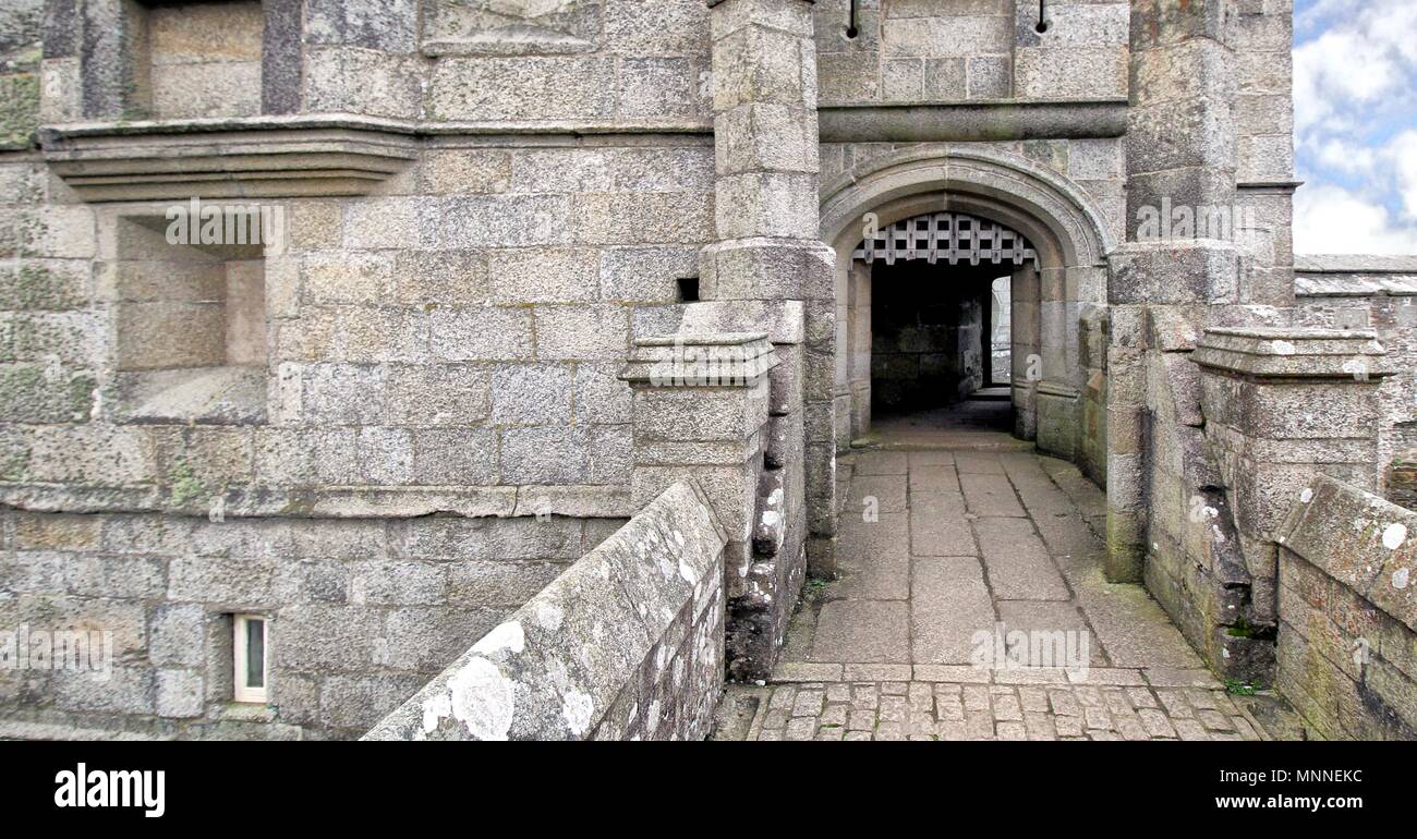 Entrance to an old stone walled castle with portcullis Stock Photo - Alamy