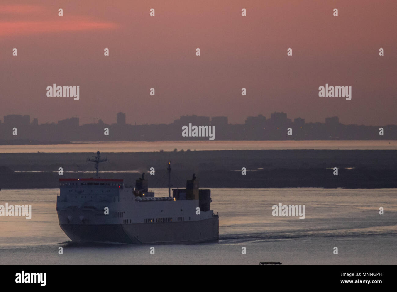 Ships in london gateway port hi-res stock photography and images - Alamy