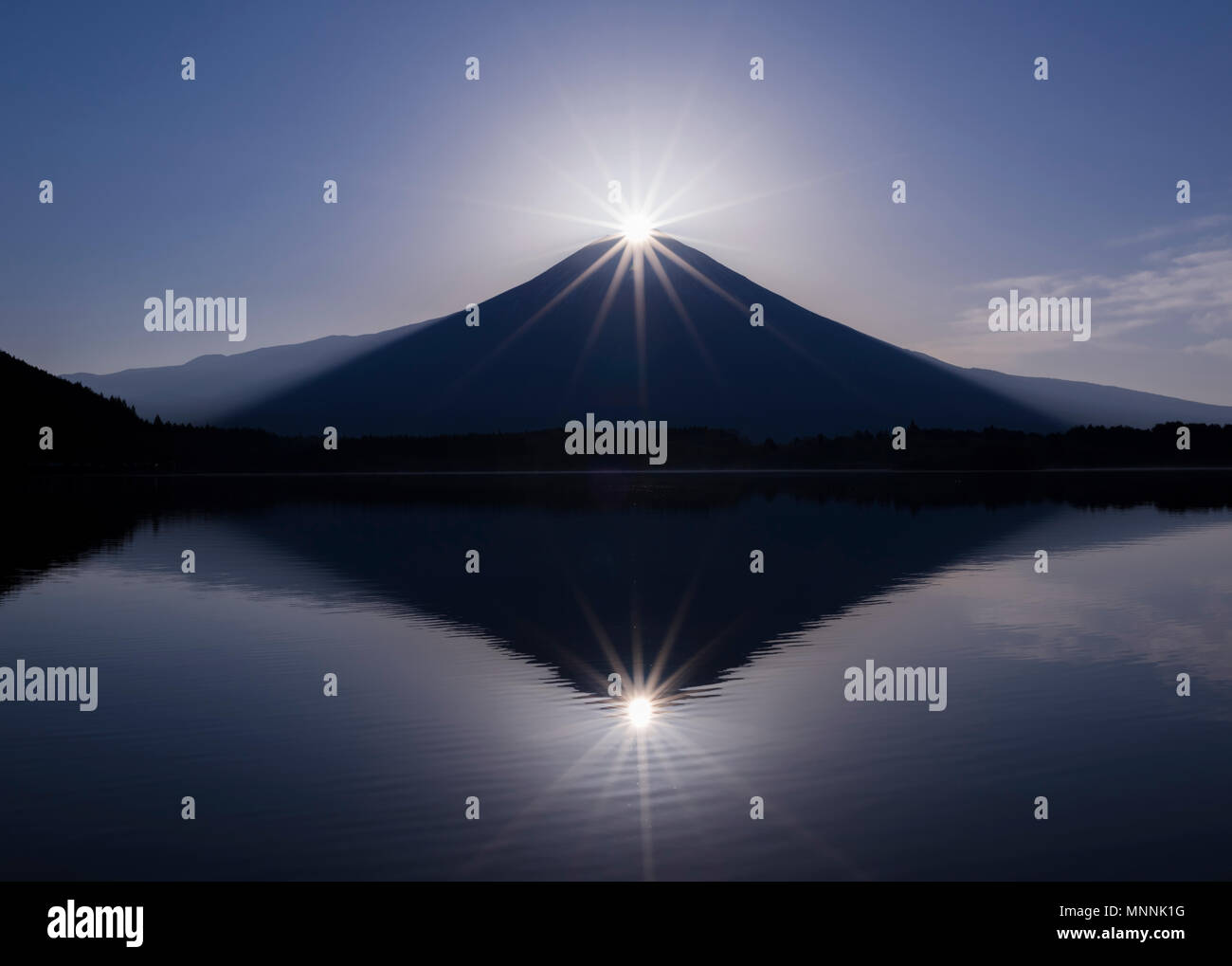 Diamond Mount Fuji with double diamond sunlight at Lake Tanuki Stock ...