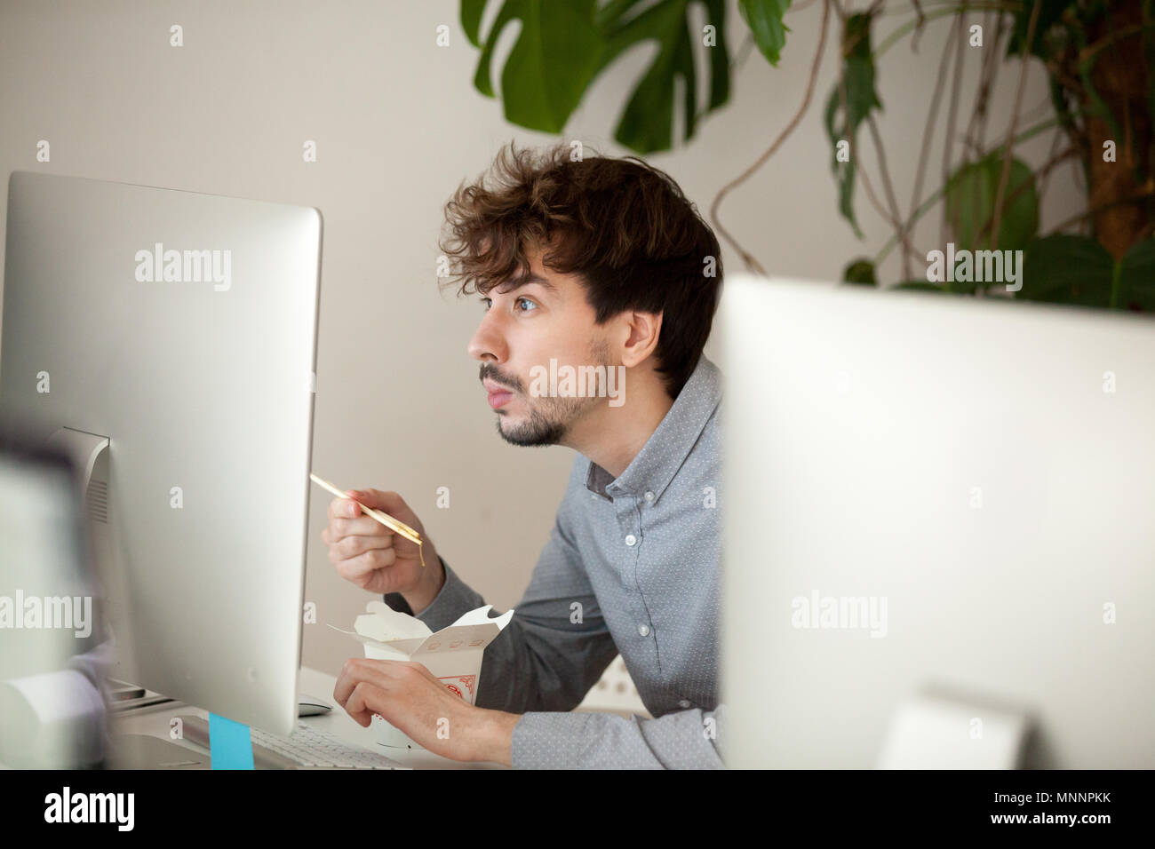 Computer delivery box hi-res stock photography and images - Alamy