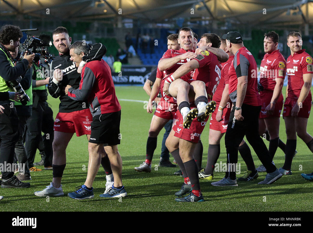 Left to right dan jones hi-res stock photography and images - Alamy