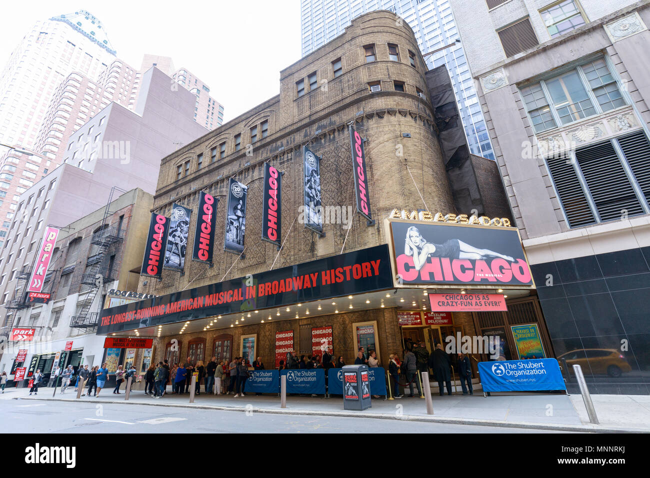 Chicago theatre district sign hi-res stock photography and images - Alamy