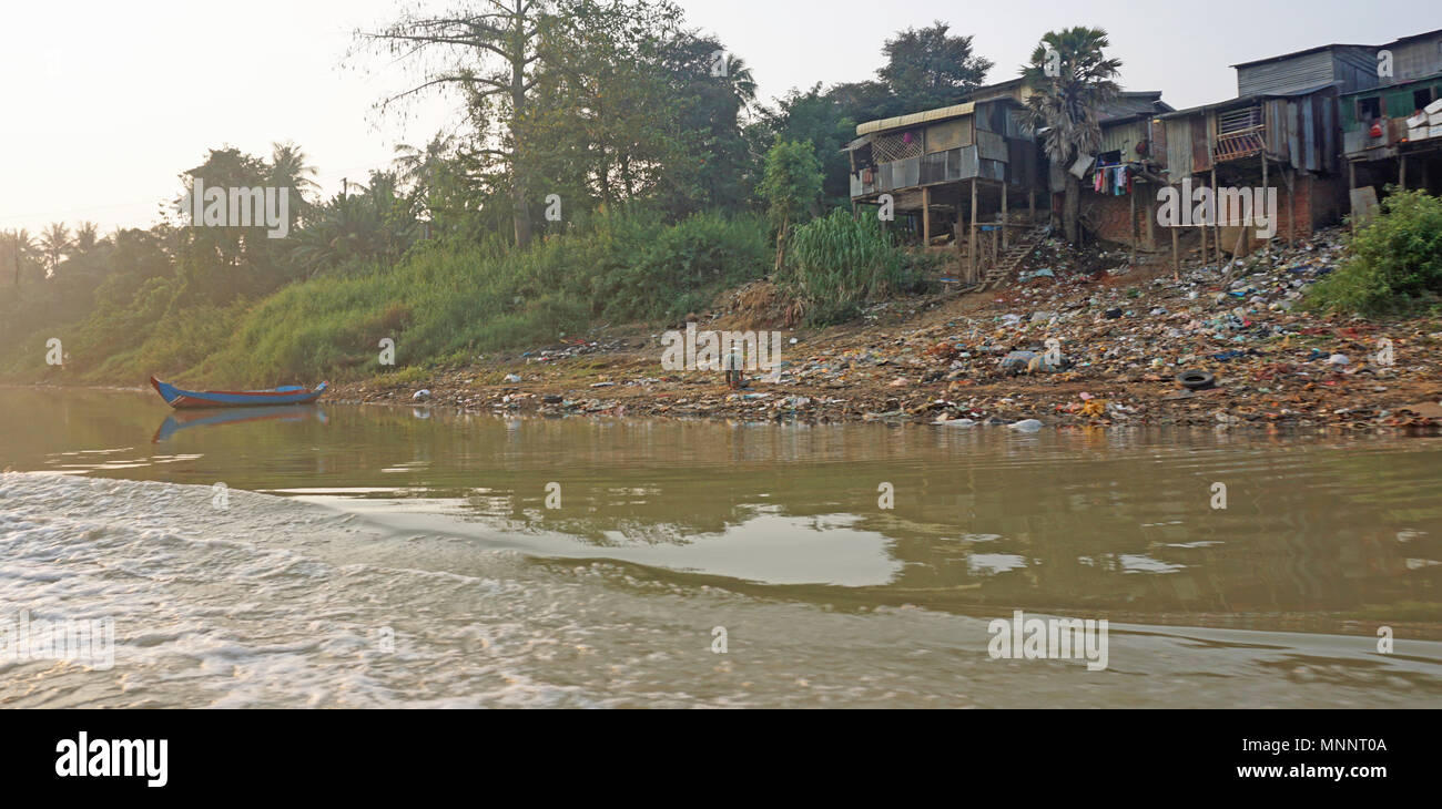 poor fishervillage on the tnle sap river in cambodia Stock Photo - Alamy