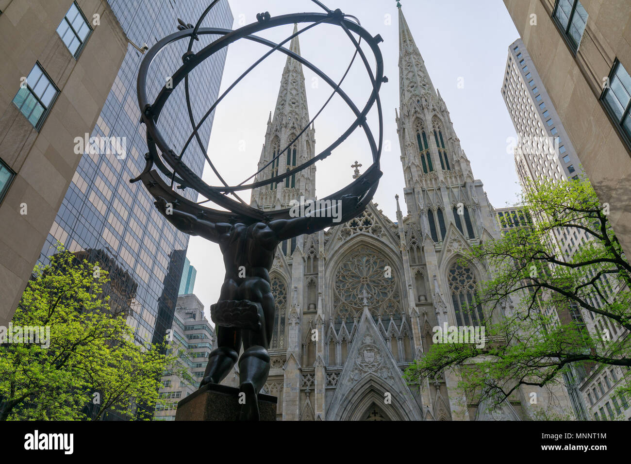 Atlas statue rockefeller plaza center new york city hi-res stock ...