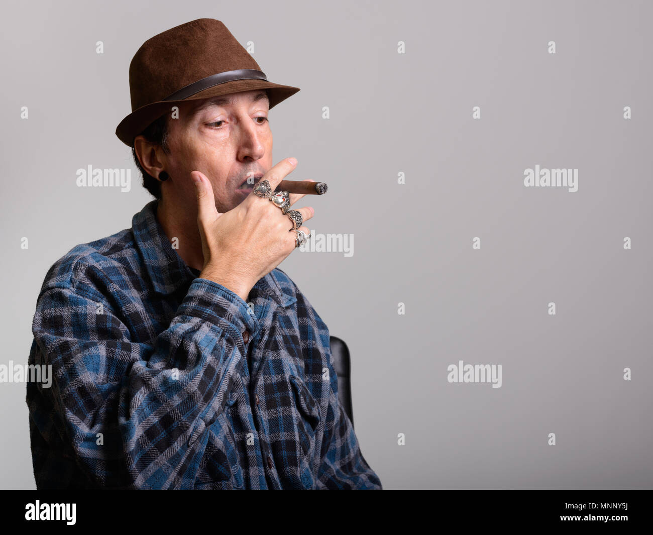 Man smoking cigar tobacco smoke hi-res stock photography and images - Alamy