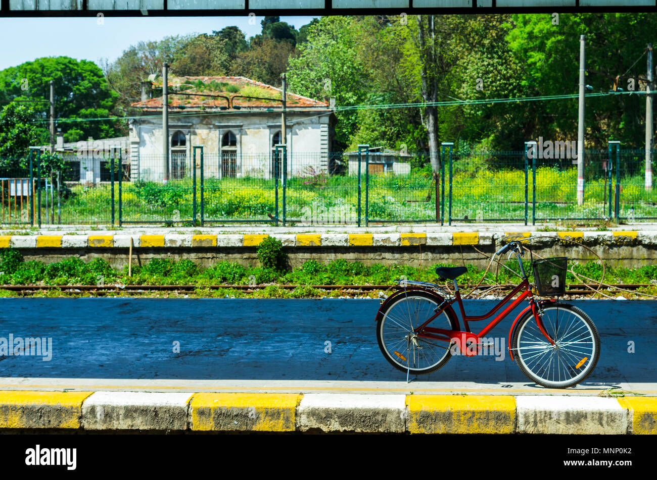 Lonely train platform hi-res stock photography and images - Alamy