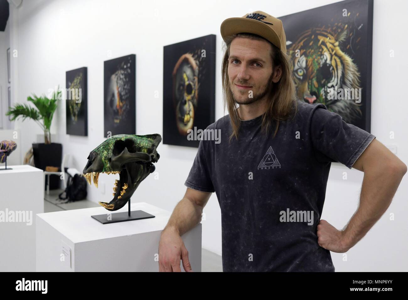 Street artist come indoors to aid wildlife conservation, New York USA ...