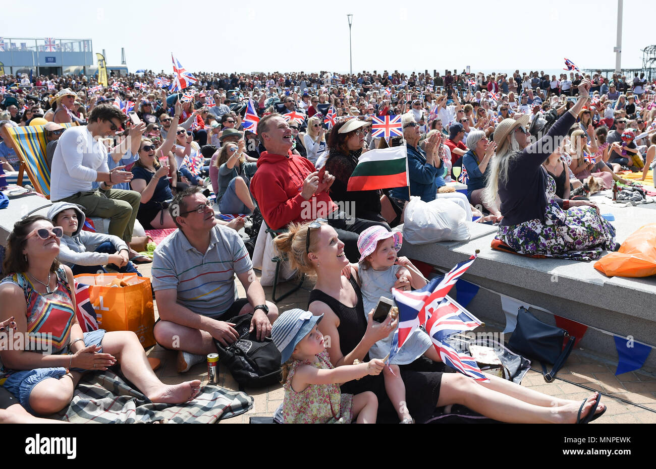 Brighton UK 19th May 2018 - Thousands watch the Royal wedding between ...