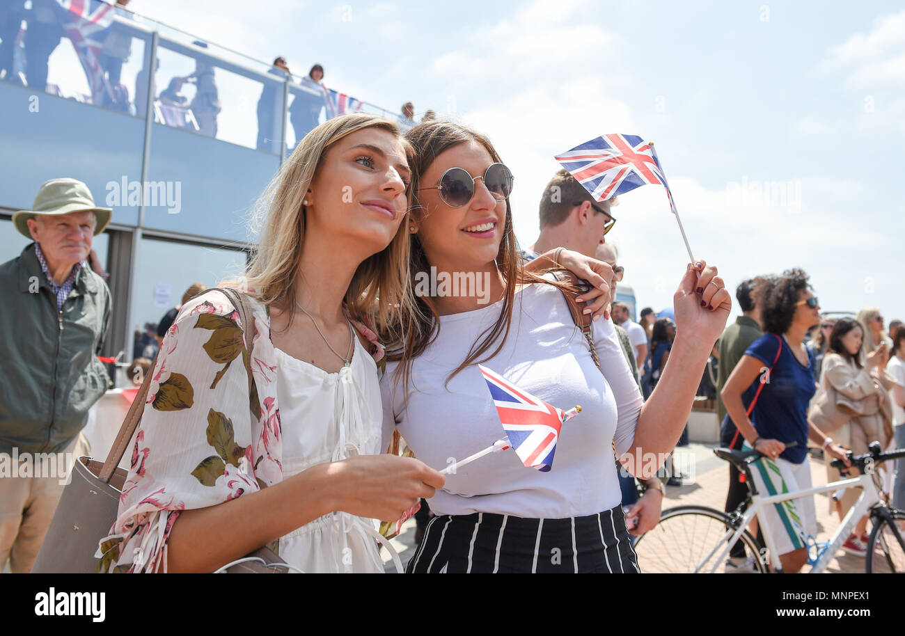Brighton UK 19th May 2018 - Thousands watch the Royal wedding between ...