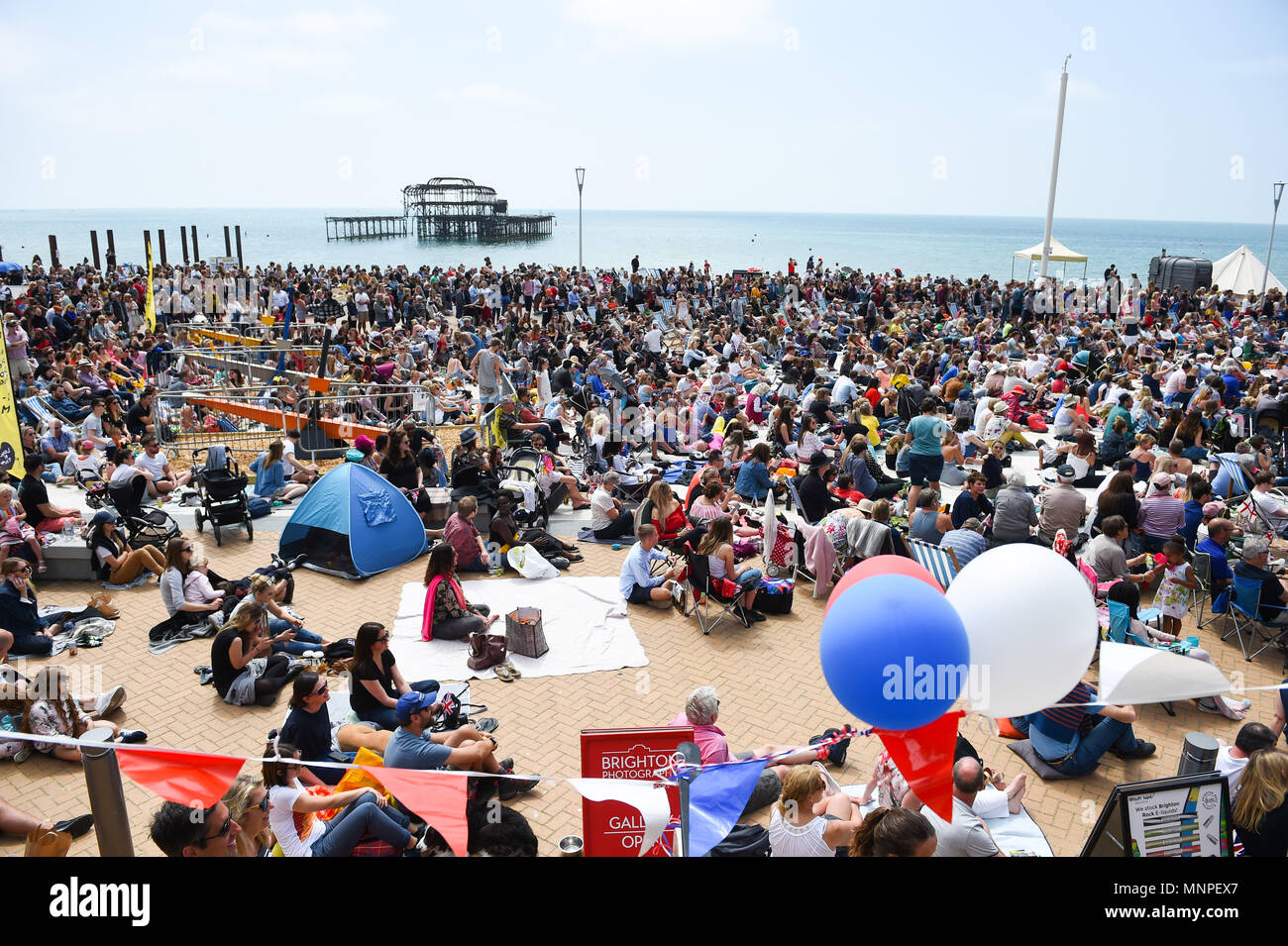 Brighton UK 19th May 2018 - Thousands watch the Royal wedding between ...