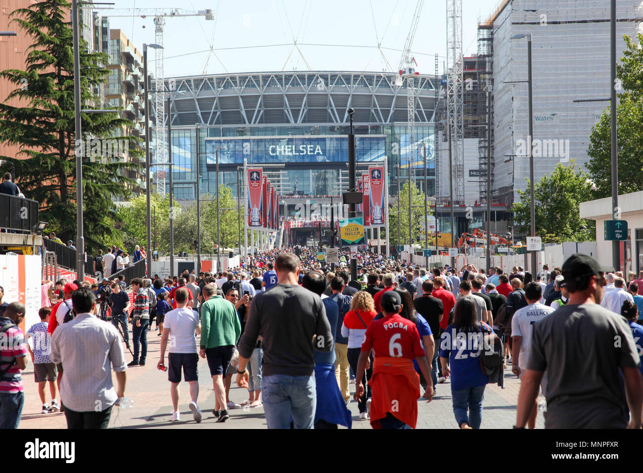 Wembley stadium fans hi-res stock photography and images - Alamy