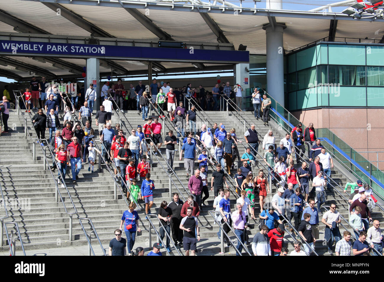 Wembley stadium fans hi-res stock photography and images - Alamy