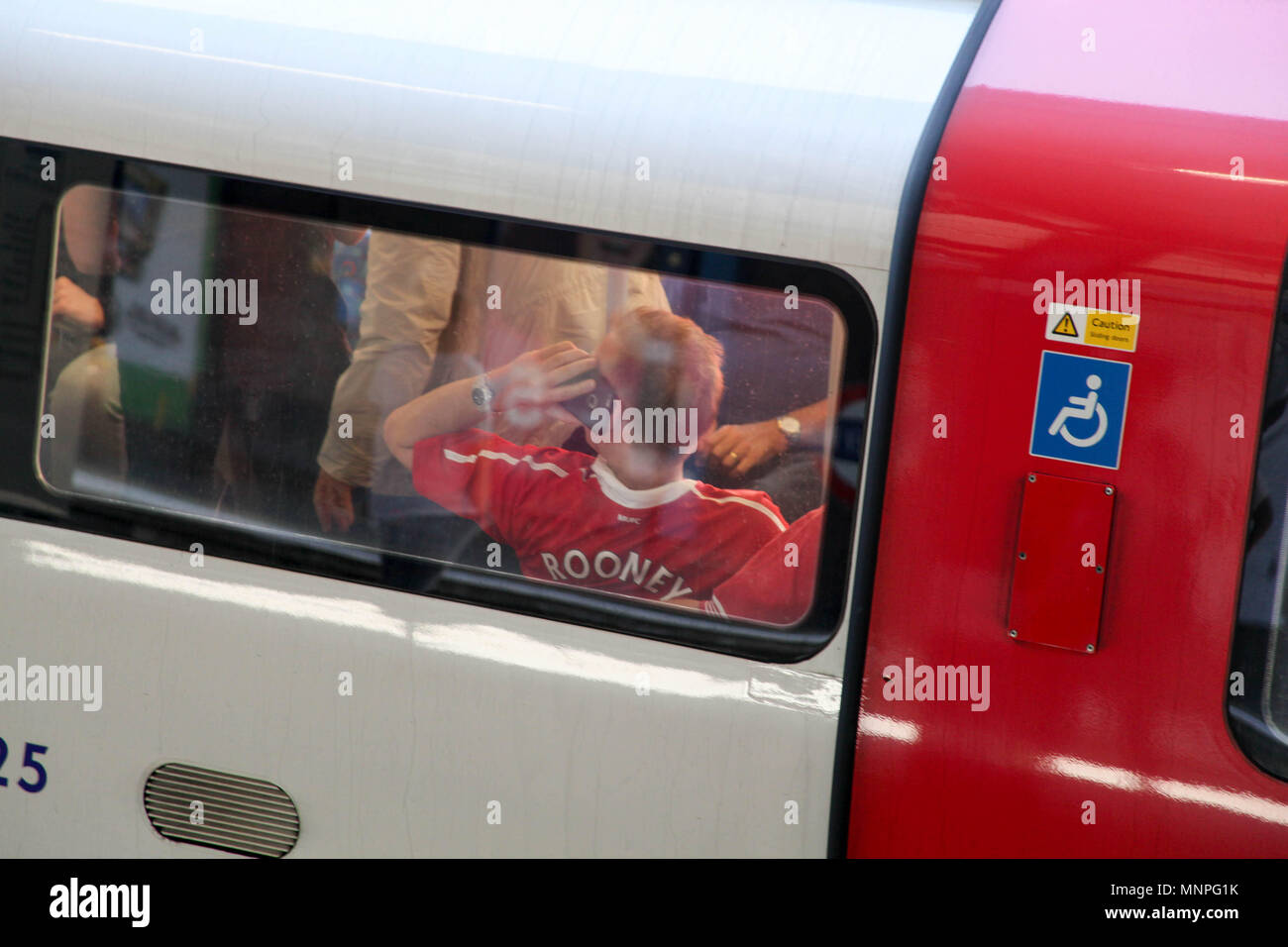 Man u fans hi-res stock photography and images - Alamy