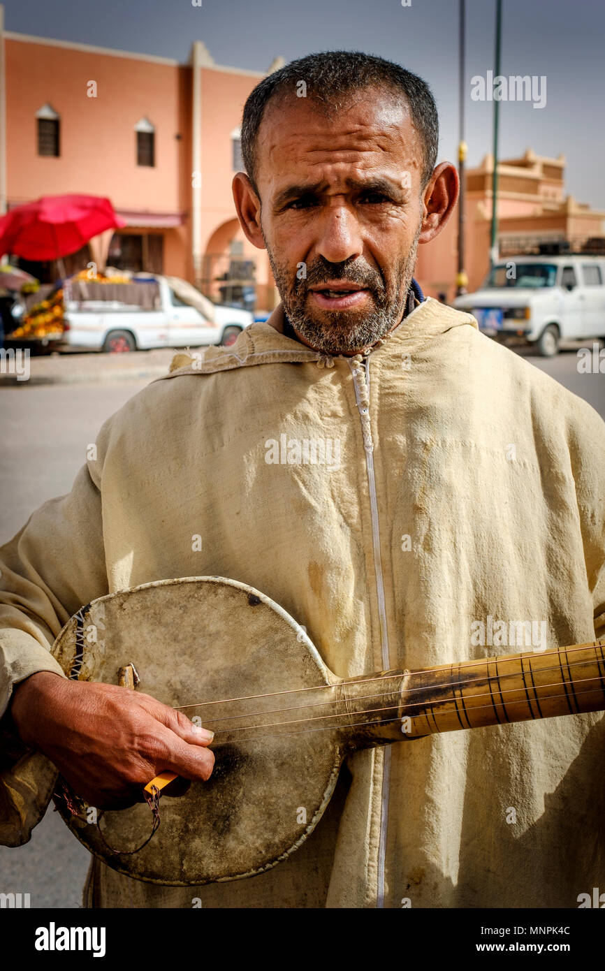 Singing street musician hi-res stock photography and images - Alamy