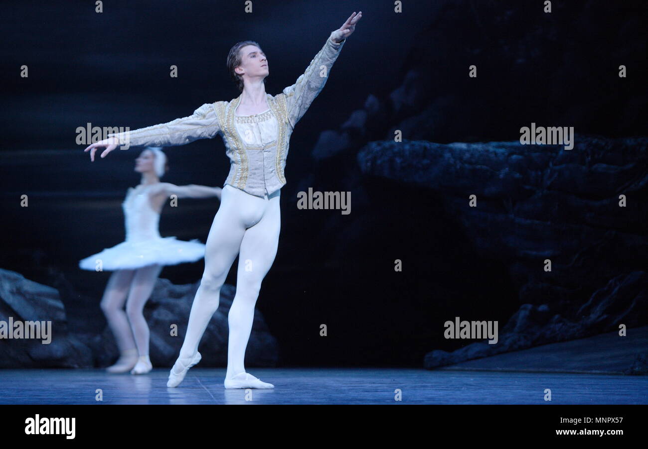 Dancers leap coliseum hi-res stock photography and images - Alamy