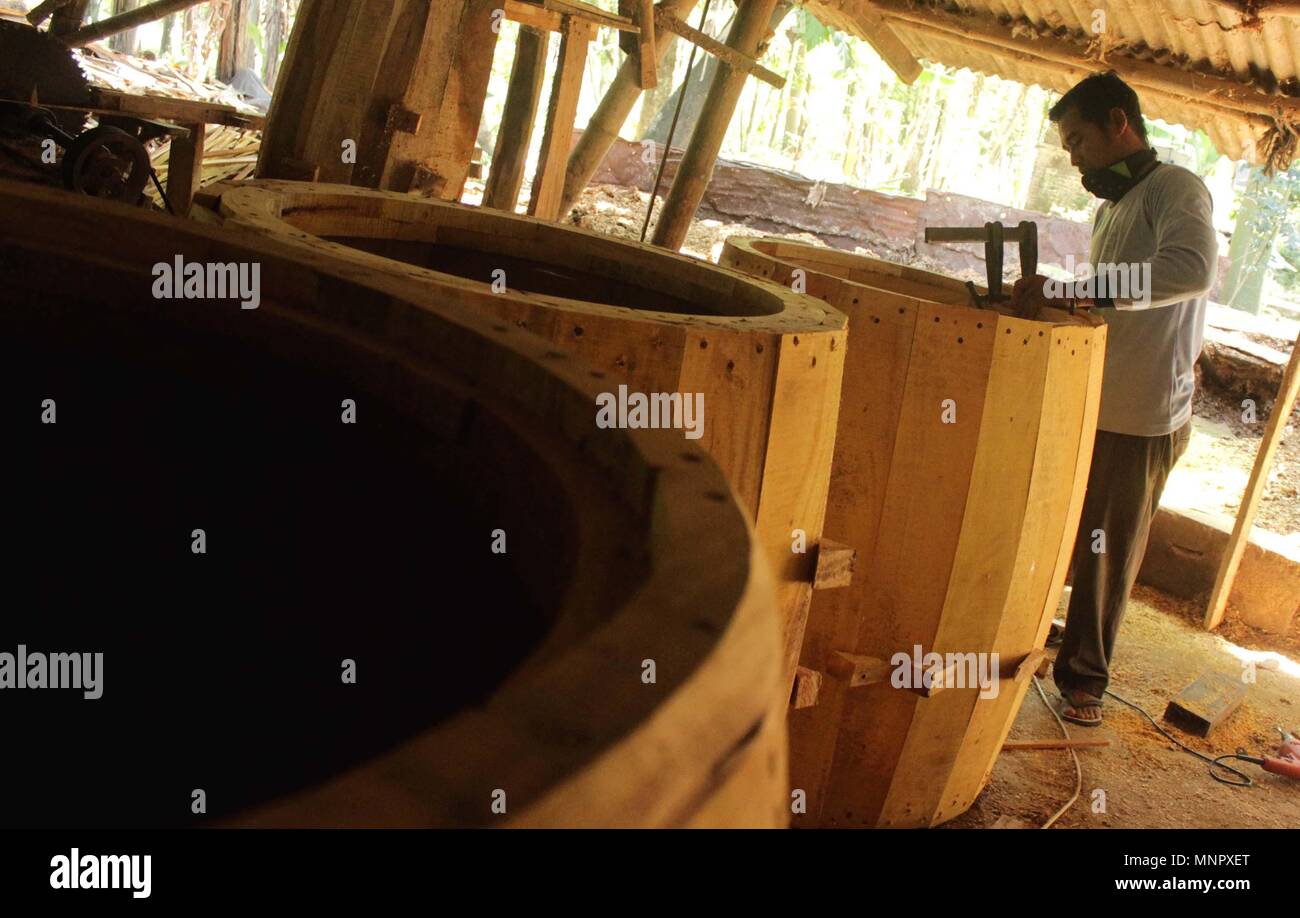 Madiun, Indonesia. 18th May, 2018. Workers compose a wooden tube ...