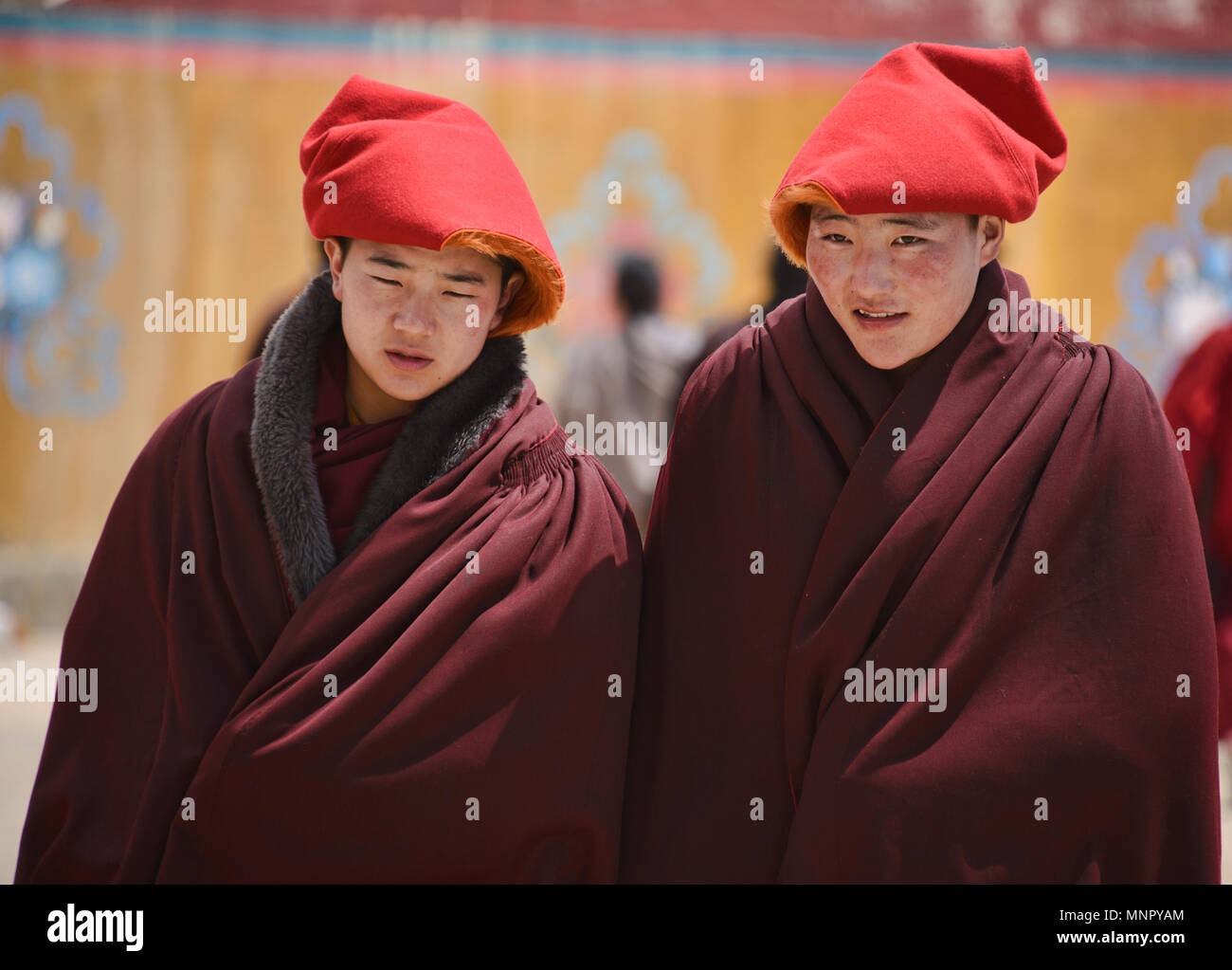 Tibetan pilgrims at lama teachings, Yarchen Gar, Sichuan, China Stock ...