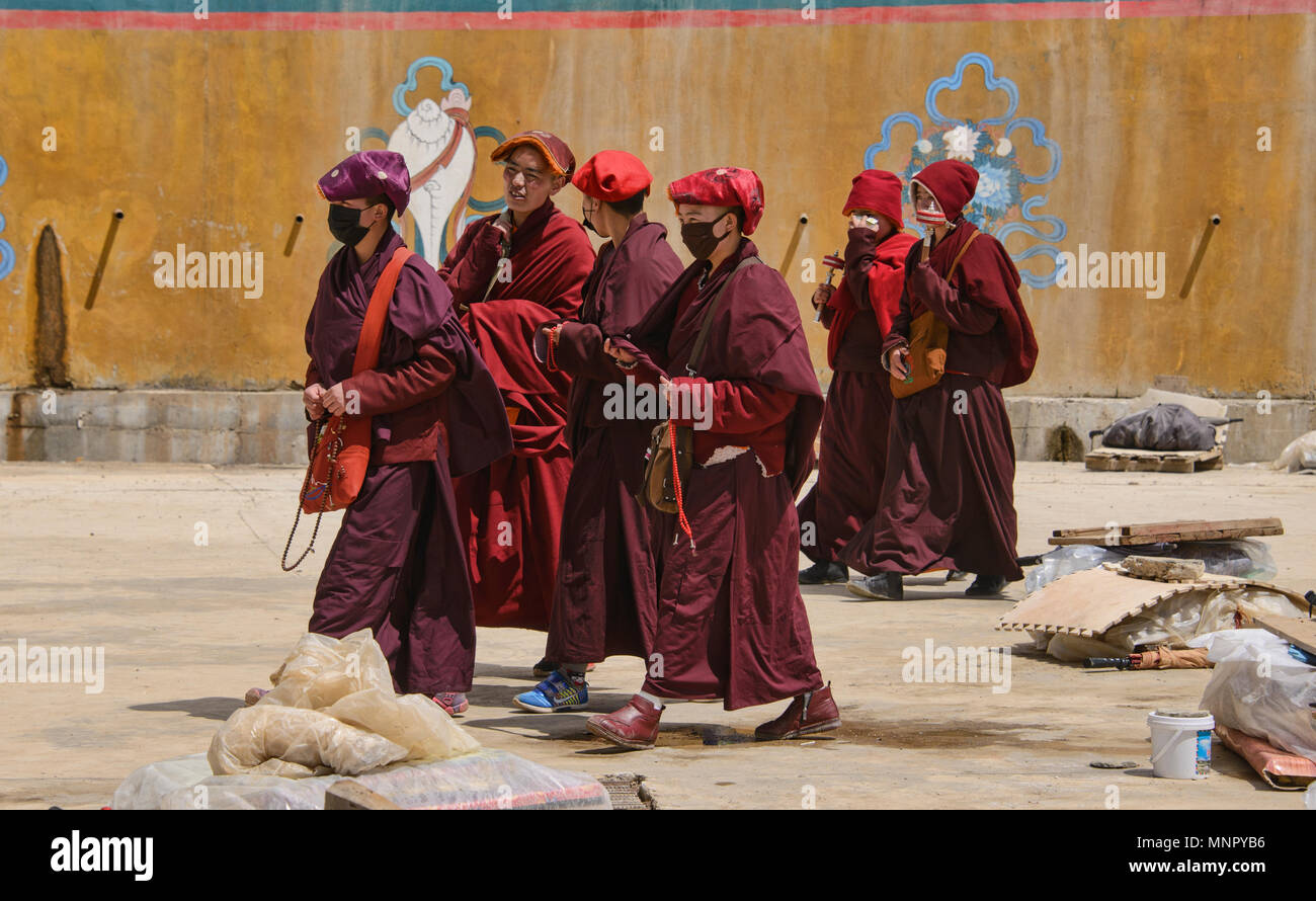 Tibetan pilgrims at lama teachings, Yarchen Gar, Sichuan, China Stock ...
