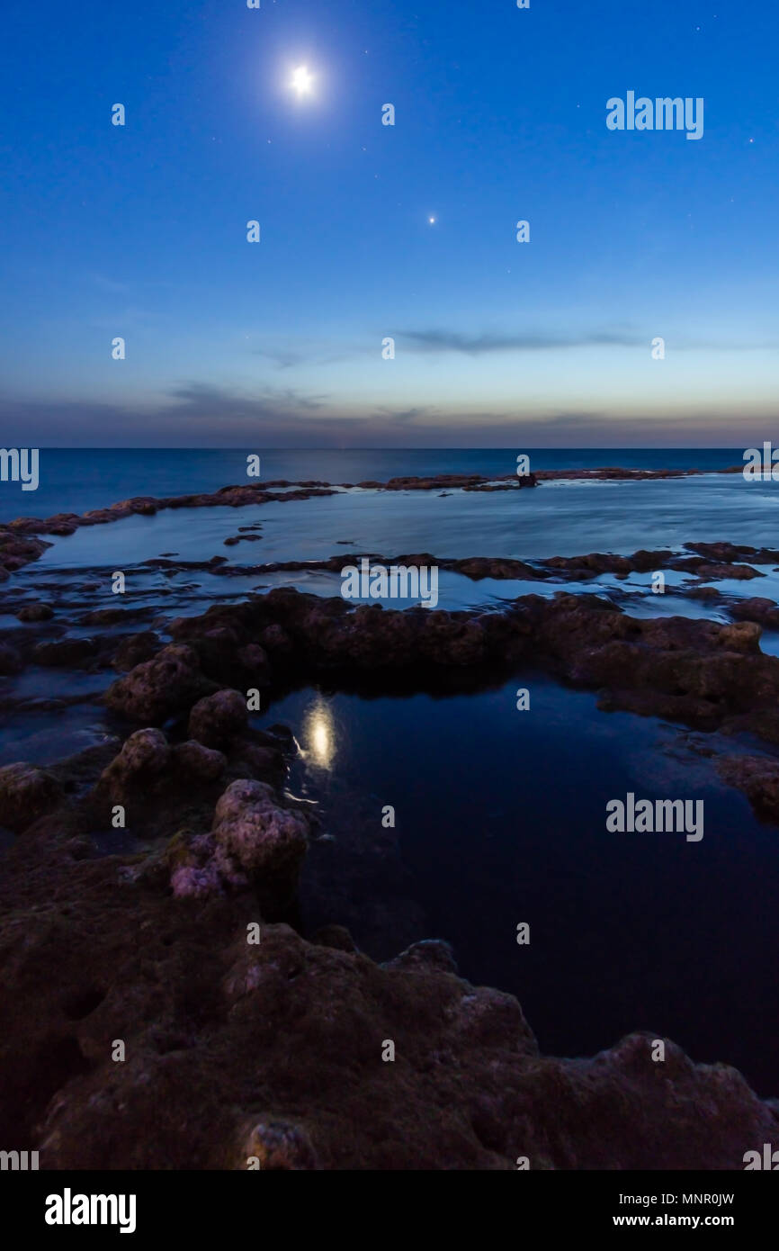 Ocean reflecting moon hi-res stock photography and images - Alamy