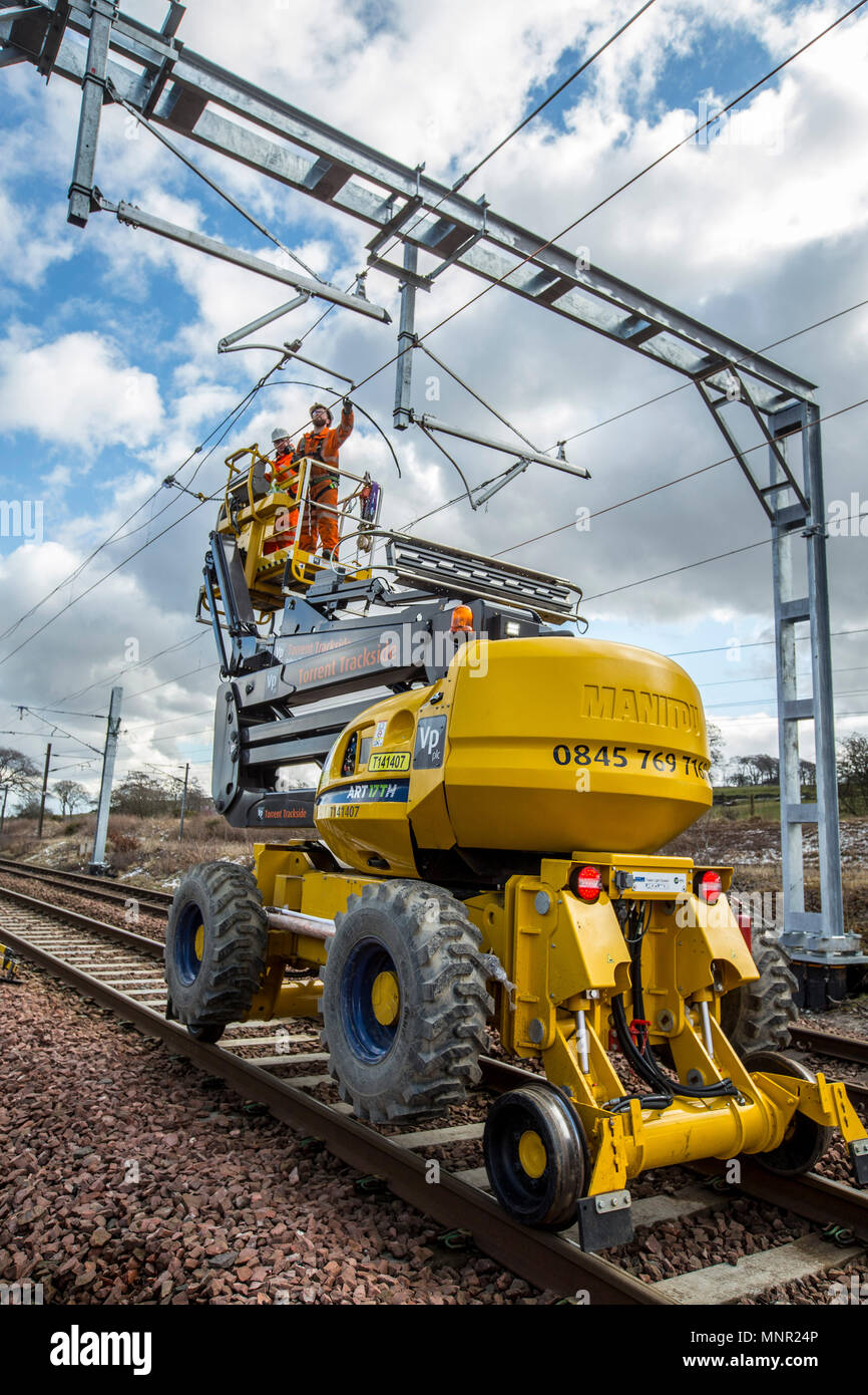 Railway workers on track hi-res stock photography and images - Alamy