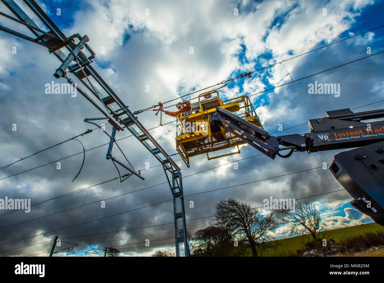 Railway workers working on overhead lines hi-res stock photography and ...