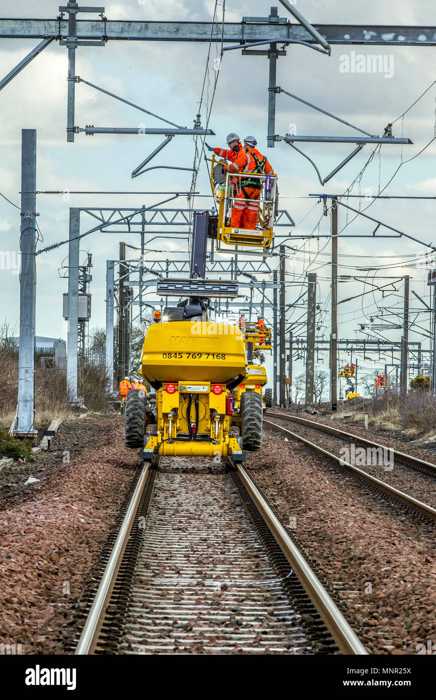 Railway workers working on overhead lines Stock Photo - Alamy
