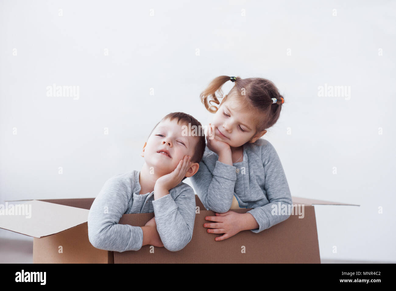 Children playing in cardboard boxes hi-res stock photography and images ...