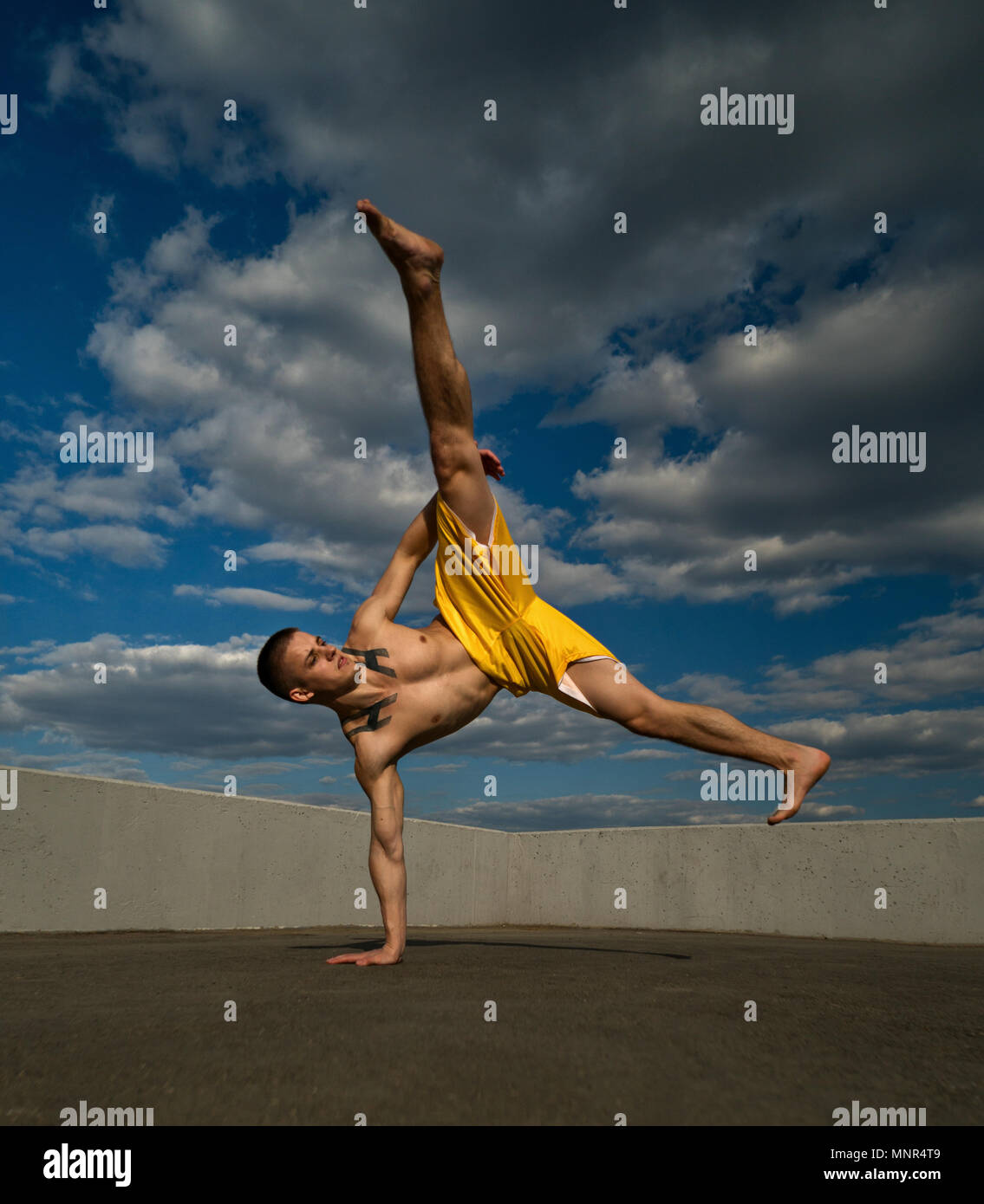 Kick flips hi-res stock photography and images - Alamy