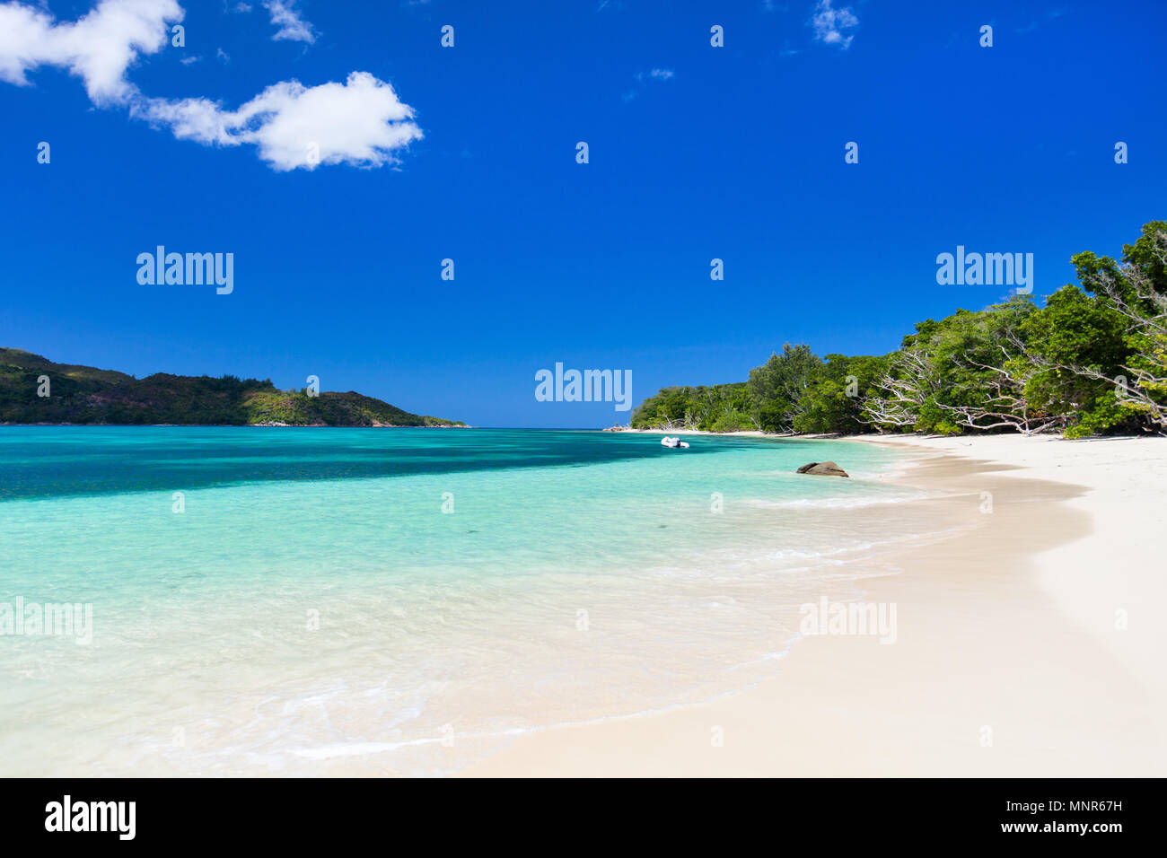 Landscape of stunning tropical beach at Seychelles Stock Photo - Alamy