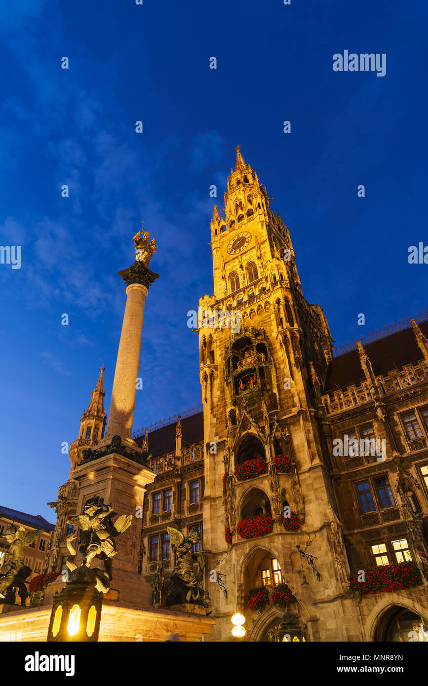 Night view of New Town Hall (Neues Rathaus) on Marienplatz and golden ...