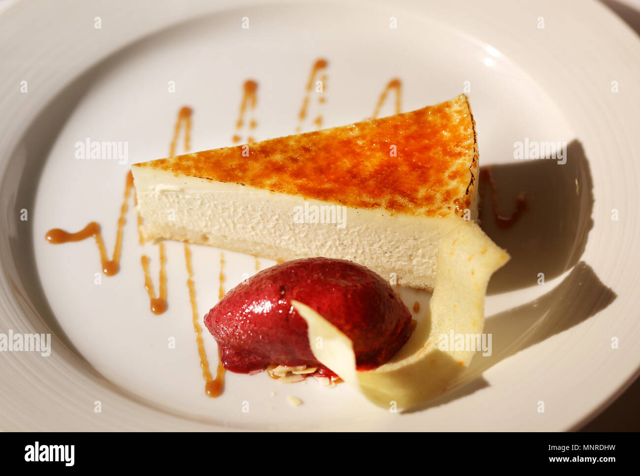 Photo delicious cheesecake with ice cream illuminated by the sun in the ...