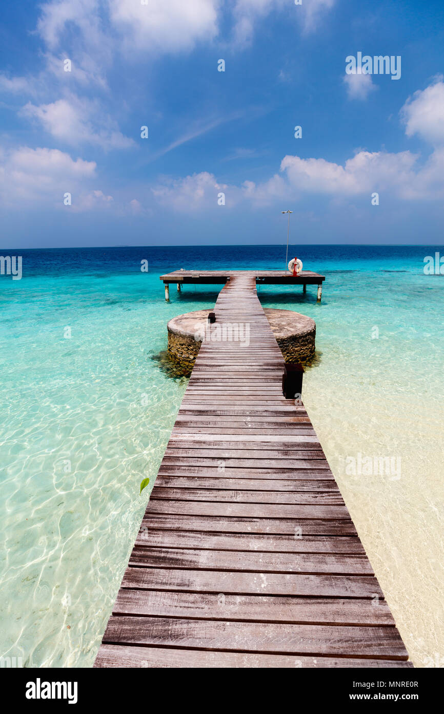 Wooden jetty and turquoise waters of tropical ocean Stock Photo - Alamy