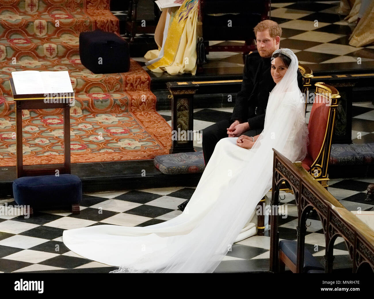 Meghan markle st georges chapel windsor castle hi-res stock photography ...