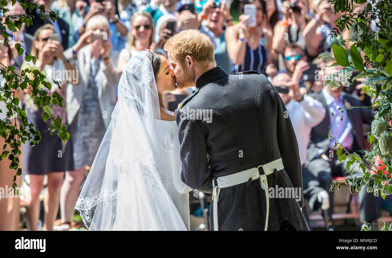 Meghan Markle and Prince Harry kiss on the steps of St George's Chapel ...