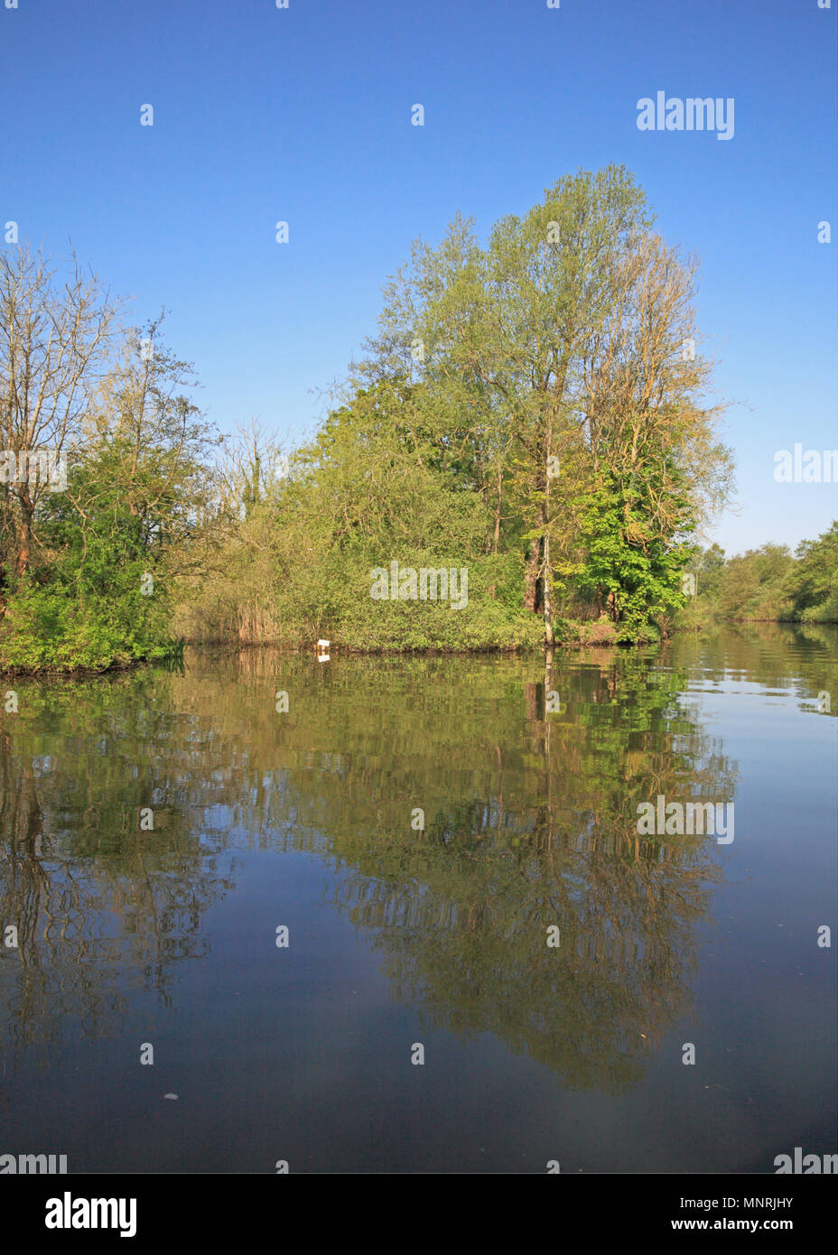 A view of the River Bure on the Norfolk Broads at the entrance to ...