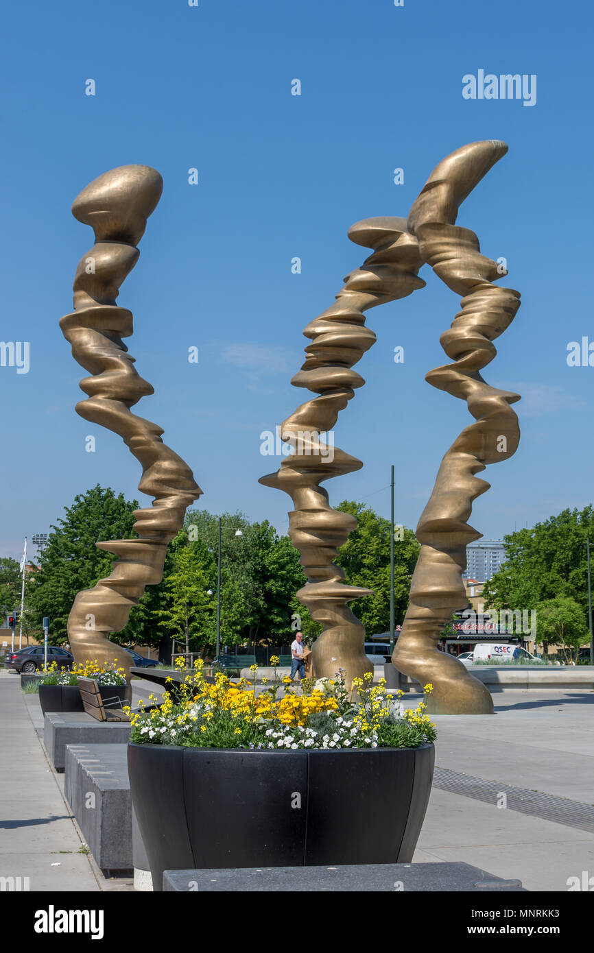 Tall sculptures hi-res stock photography and images - Alamy