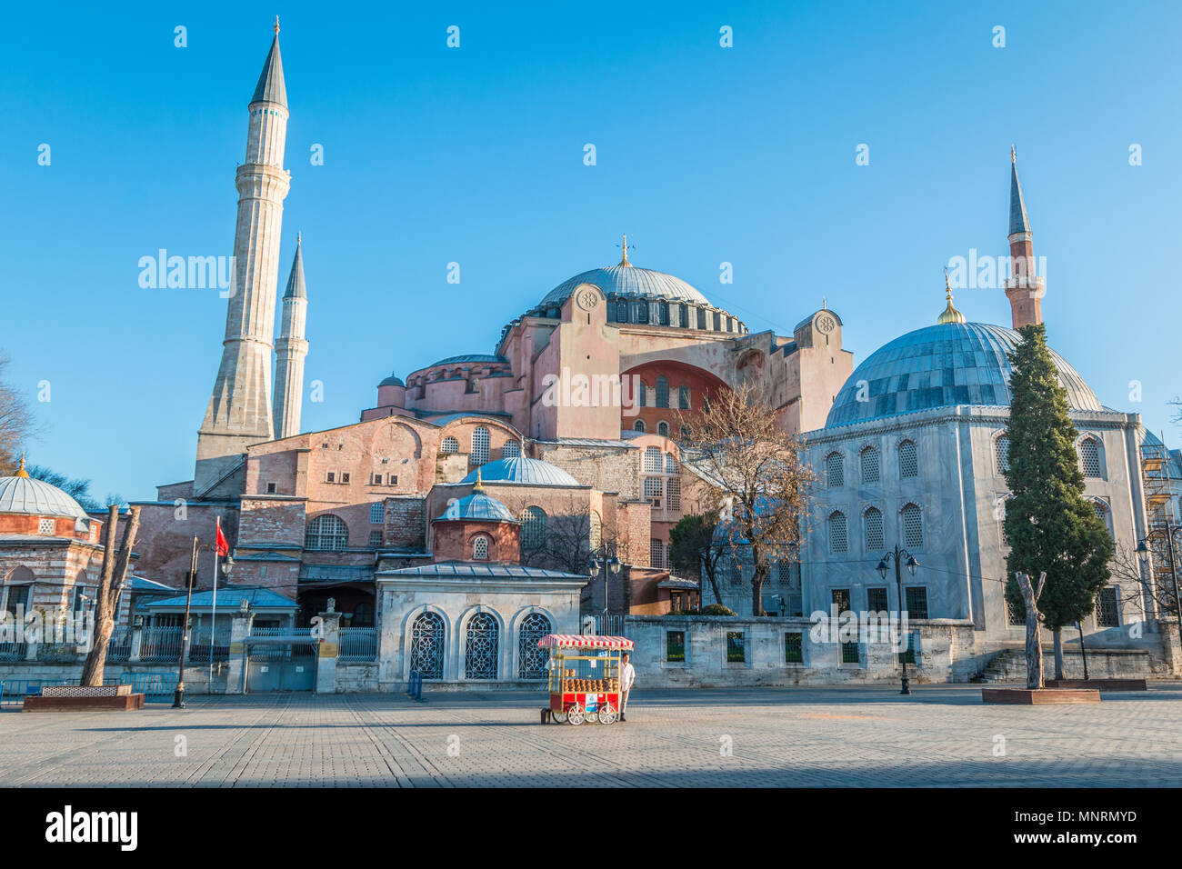Mosques and churches hi-res stock photography and images - Alamy